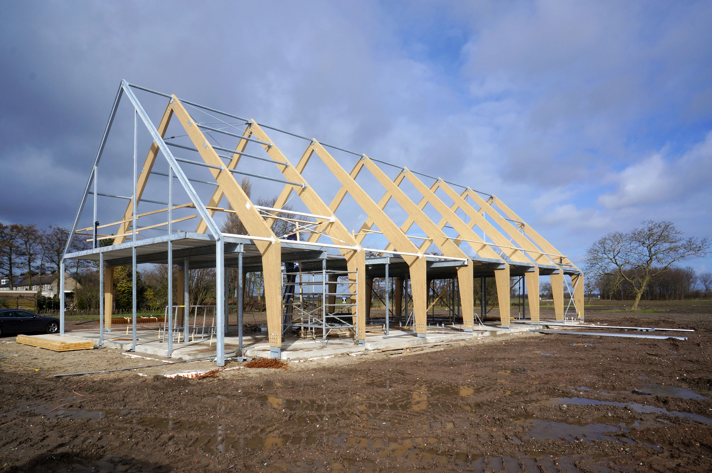 Acht gelamineerd houten spanten vormen het casco voor de nieuwe ...