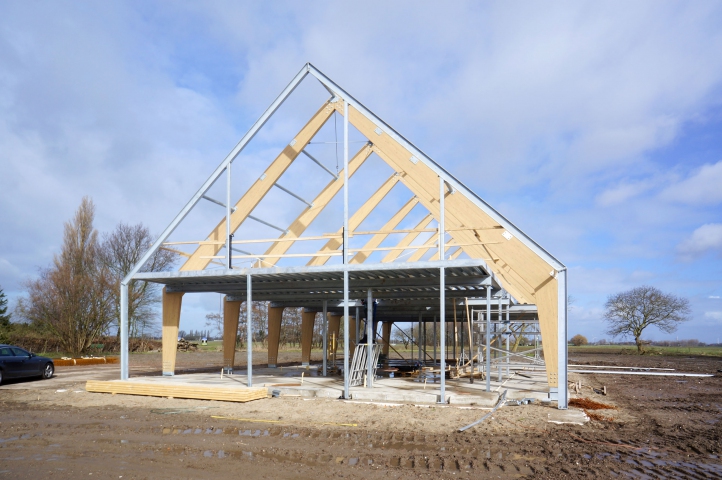 Acht gelamineerd houten spanten vormen het casco voor de nieuwe ...