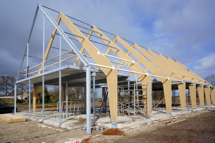 Acht gelamineerd houten spanten vormen het casco voor de nieuwe ...